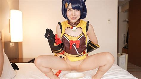 日本角色扮演者给一个人打手枪和撒尿。