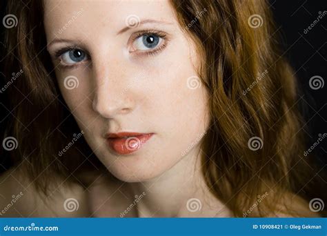 La Jeune Belle Fille Avec Des Taches De Rousseur Image Stock Image Du
