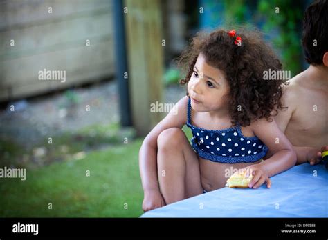 Niñas De 14 Años Bañandose Fotografías E Imágenes De Alta Resolución