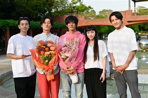 画像・写真｜松坂桃李『あのキス』撮影終了で「大好きです！」 井浦新＆麻生久美子と熱いハグも｜あのときキスしておけば｜tverプラス テレビ番組