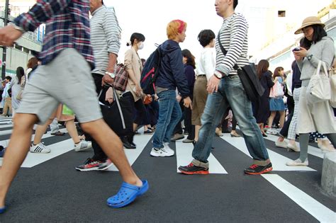 街行く人々・人混み・雑踏 フリー素材ドットコム