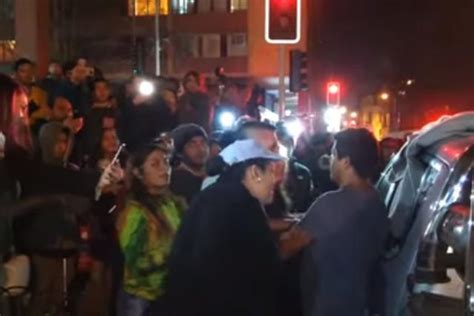 Descubre A Su Marido Con Su Amante En Una Camioneta Y Una Multitud
