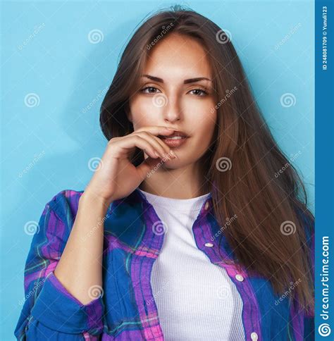 Jovencita Linda Posando Feliz Sonriendo En El Estilo De Vida De Fondo