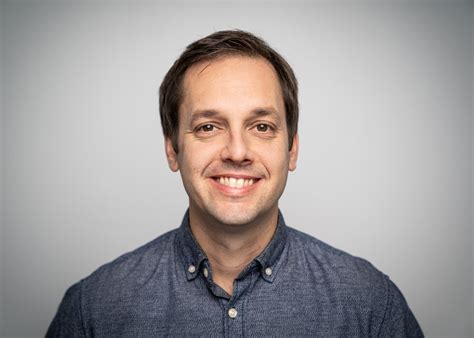 Un Homme Avec Un Sourire Sur Son Visage Photo Photo Homme Souriant