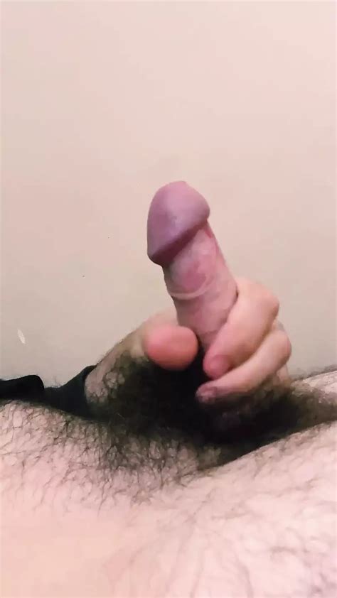 Deitada Na Cama Masturbando Meu Pau Peludo E Sem Cortes Para Uma Gozada