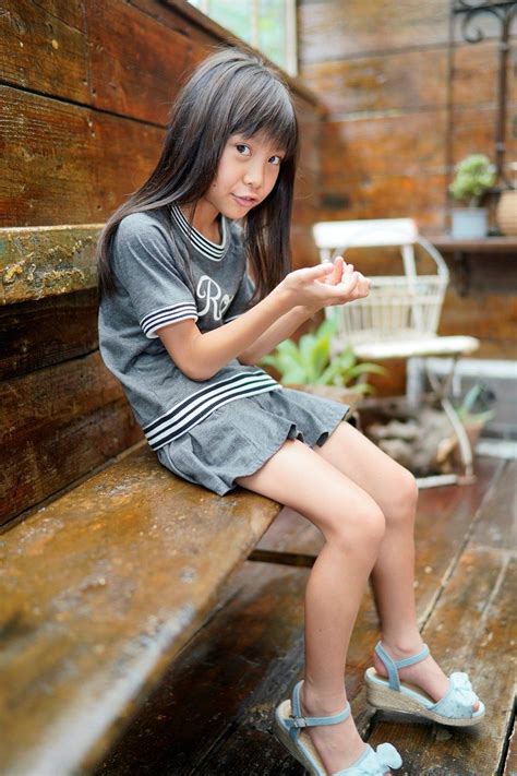 パイパンのロリ巨乳jcがムチムチの太ももと膝裏がめっちゃそそる生足の画像 女子高生の専科 Free Download Nude Photo