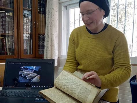 Ultra Orthodox Jewish Women Open Their Homes To Visitors