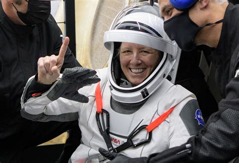 Spacex Crew Dragon Makes 1st Nighttime Splashdown With Us Astronauts