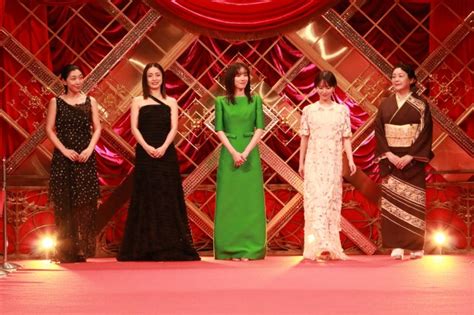 【日本アカデミー賞】安藤サクラ、上戸彩、永野芽郁、浜辺美波、松坂慶子“レカペ”共演 笑顔でかっ歩（写真）｜秋田魁新報電子版