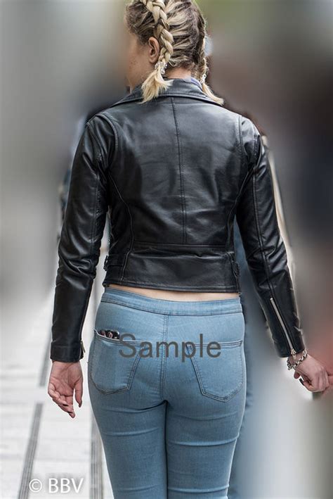 美尻っぷりがヤバイ！巨尻を押し込めたジーンズがプリップリのガイジンさん！ Beauty Back View