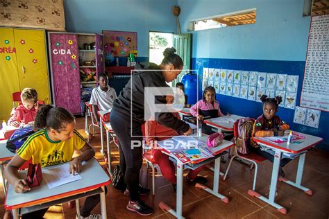 Professora E Alunos Em Sala De Aula Multisseriada Na Escola Municipal