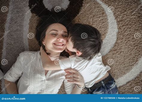 Beaux Baisers Et étreintes De Maman De Brune Avec La Maison De Fils