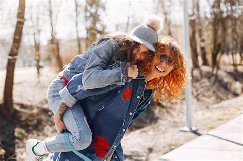 Mère élégante Avec Sa Fille Dans Un Parc Dété Photo Gratuite