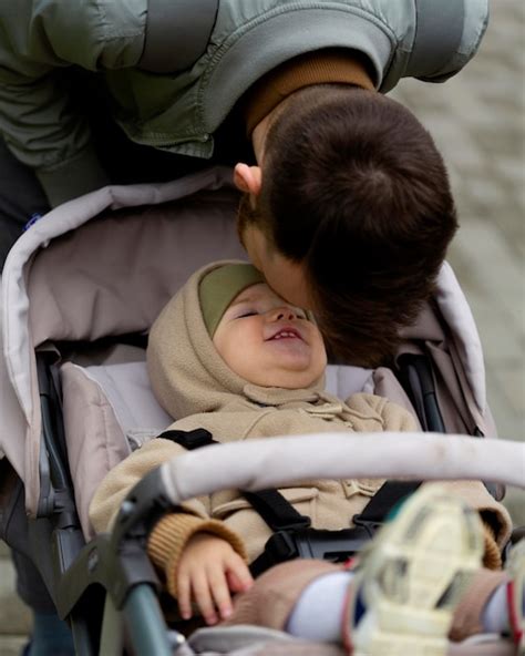 Jeune Père Passant Du Temps Avec Son Adorable Fille Photo Gratuite