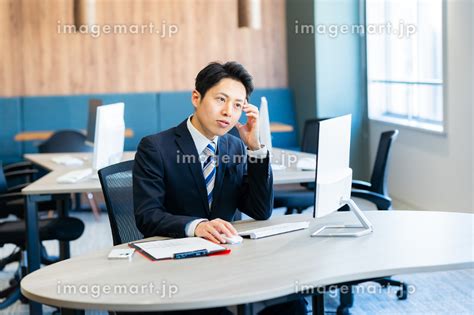 オフィスで働くビジネスパーソンの写真素材 [247595631] イメージマート