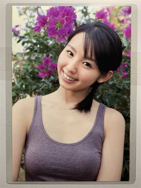 【目立った傷や汚れなし】【厚手ラミネート加工】小池里奈 水着 雑誌切り抜き 6ページ サイズb5 週刊プレイボーイ 2010年4月12日号