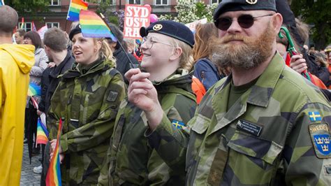 F 17 Deltog I Prideparaden Försvarsmakten