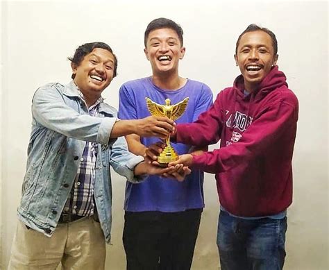 9 Potret Kenangan Tisna Bersama Kru Dan Pemain Tukang Ojek Pengkolan