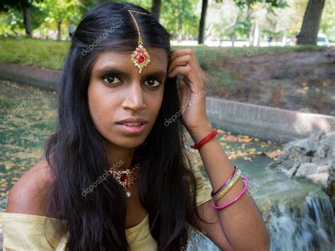Beatiful And Young Traditional Indian Woman With Nice Eyes — Stock