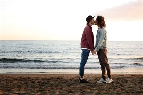 Vue Dun Couple Gay Affectueux Et Passant Du Temps Ensemble Sur La