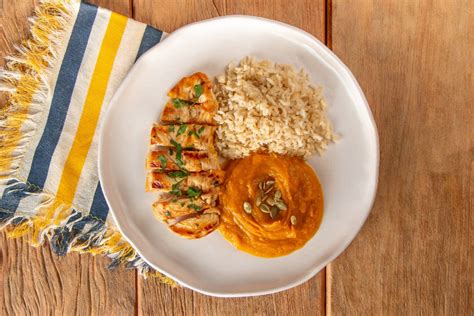 Filé De Frango Grelhado Com Salsinha Arroz Integral E Purê De Abóbora