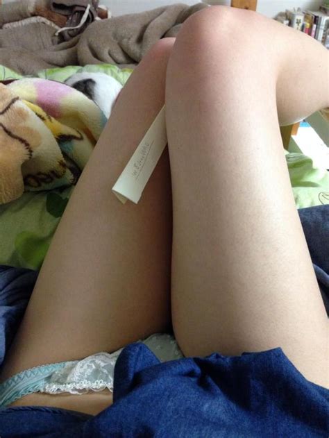 20才女がパンツ脱いで全裸になってつるつるパイパンなオマ コ自画撮り みんくちゃんねる