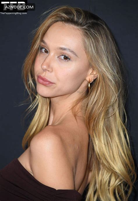 Alexis Ren Flaunts Her Sexy Figure At The Netflix La Premiere Of The