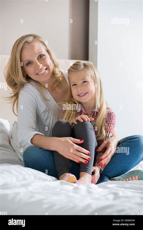 Mère Et Fille Sur Lit Banque De Photographies Et Dimages à Haute