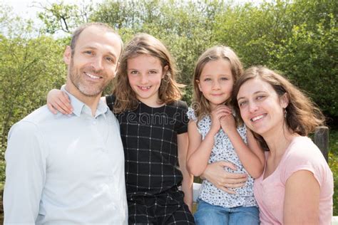 Famille De Quatre Mignonne Dehors Avec La Mère De Père Et Deux Filles