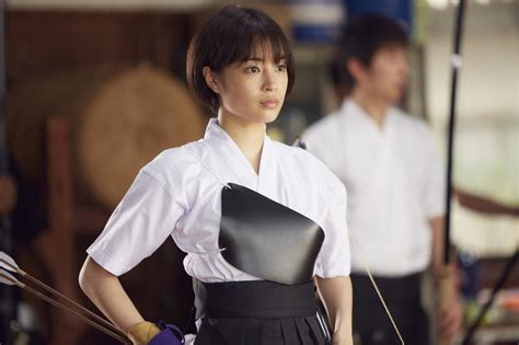 広瀬すず、ショートヘアで凛々しい“弓道着姿”解禁！映画『先生！』劇中弓道シーン公開！ Cinemagene