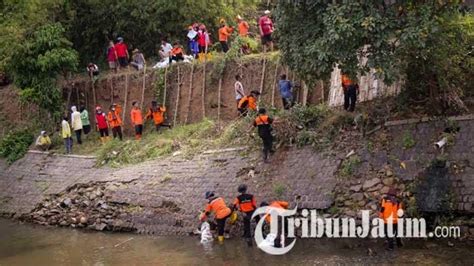 Antisipasi Bencana Hidrometeorologi Aparat Dan Relawan Perbaiki