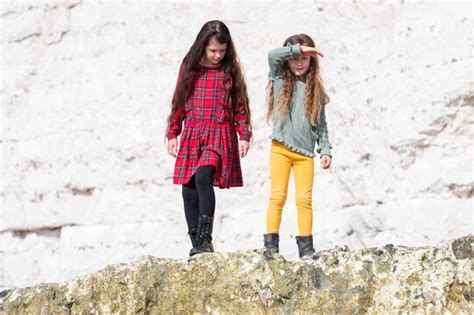 Tween Girls Beach 이미지 찾아보기 9 379 스톡 사진 벡터 및 비디오 Adobe Stock