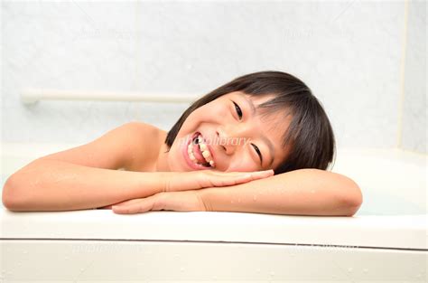 お風呂に入る女の子 写真素材 [ 5098409 ] フォトライブラリー Photolibrary