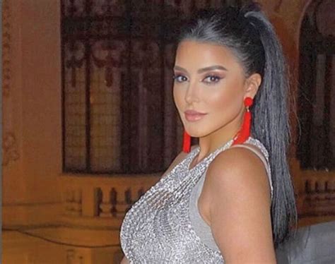 الفنانة فاتي جمالي بالملابس الداخلية