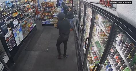 Video Shows Robbers Holding Up Suburban Chicago Liquor Store Cbs Chicago