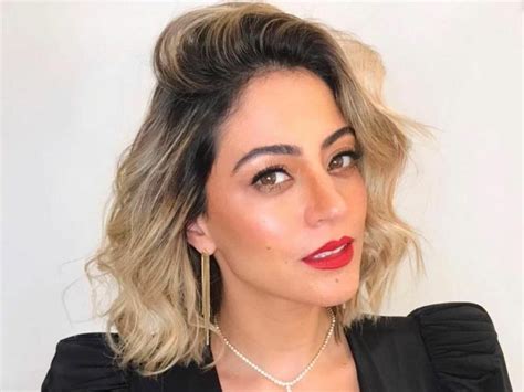 Carol Castro Posa Só De Toalha E Sensualiza Em Frente Ao Espelho