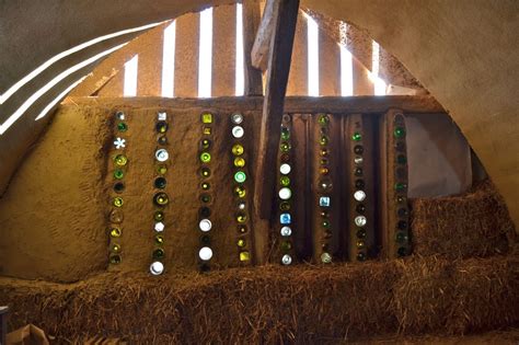 Strohballen Gewölbe Mit Flaschenwand Im Dachboden Einer Scheune In