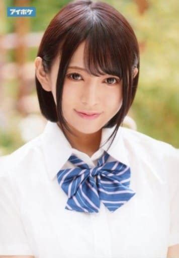 駿河屋 【アダルト】 七実りな バストアップ・衣装白・制服・両手下げ・ロゴ「アイポケ」 Dvd「制服美少女のイクイク4本番 専属第2弾 汗