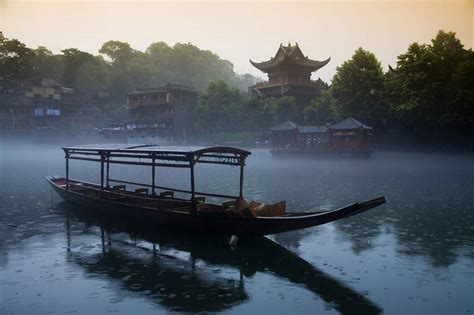 无人 家 横图 室外 白天 正面 旅游 度假 湖 湖泊 名胜古迹 日落 水 植物 标志建筑 地标 建筑 船 中国 亚洲 一艘 许多 遗迹 凤凰