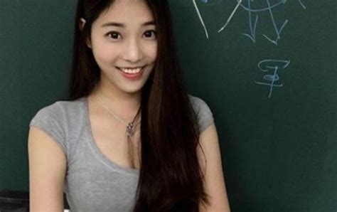 在國外爆紅的「台灣最正大學女教師」！黑裙下的長腿讓老外好羨慕：台灣學生太幸福了！