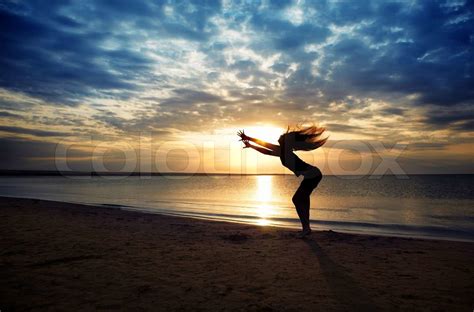 Dancing Dynamisk Kvinde På Stranden I Solnedgangen Stock Foto Colourbox