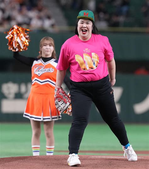 【巨人】始球式はお笑いコンビ紅しょうが 稲田美紀がチア姿で応援、熊元プロレスはドカベン帽子 プロ野球写真ニュース 日刊スポーツ