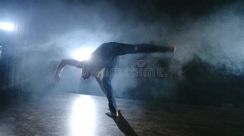 Danseuse De Ballet Moderne Nue Nue Couchée Sur Le Sol Faisant Des Spins