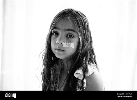 Teen Girl Freckles Banque Dimages Noir Et Blanc Alamy