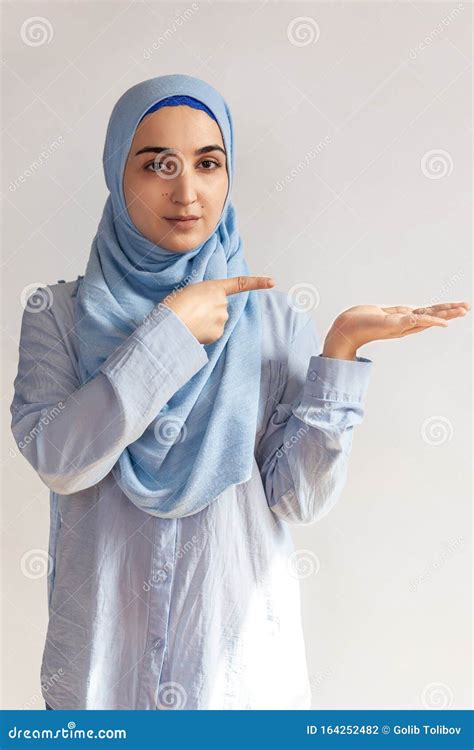 Portrait Från En Söt Muslimsk Kvinna I Hijab Kopiera Utrymme För Text