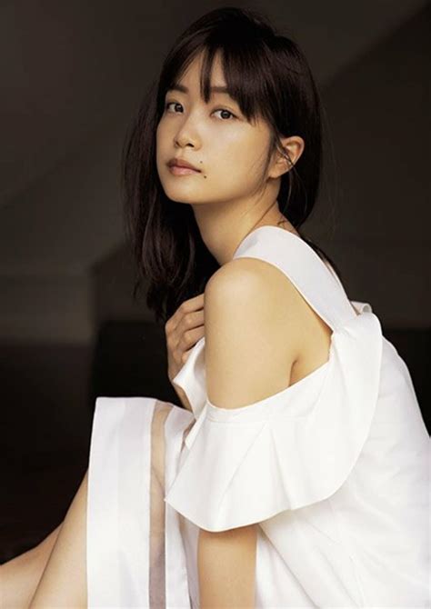 写真：元乃木坂・深川麻衣 3年ぶりグラビアでメガネ＆濡れ髪ショット披露 東スポweb