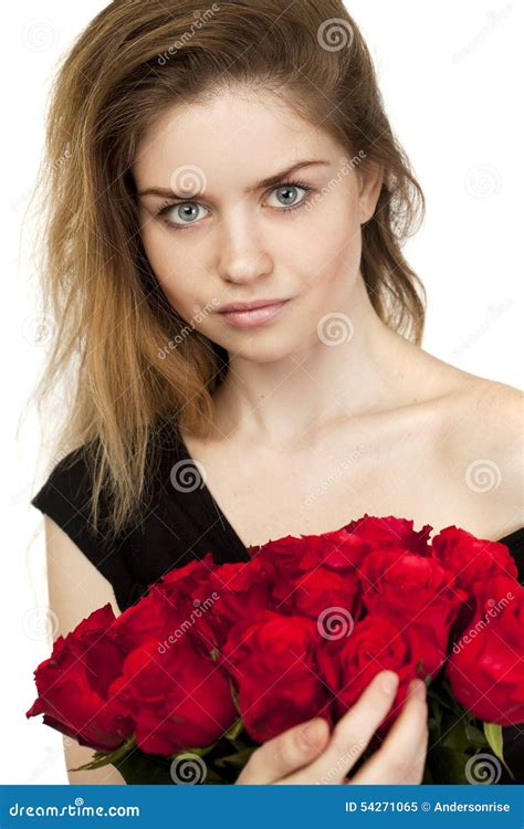 Portrait Dune Jeune Belle Fille Avec Un Bouquet Des Roses Rouges Image
