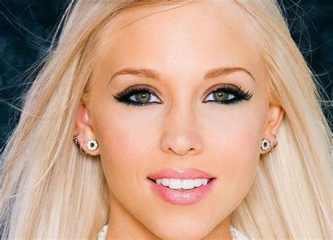 Free Download Brea Bennett Female Model Eye Beauty Face Lips