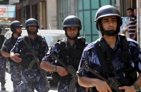أمن السلطة يعتقل أسيرا محررا ويواصل اعتقال آخرين فلسطين أون لاين