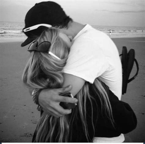 Výsledek Obrázku Pro Couple In Black And White Hug Tight Cute Couples
